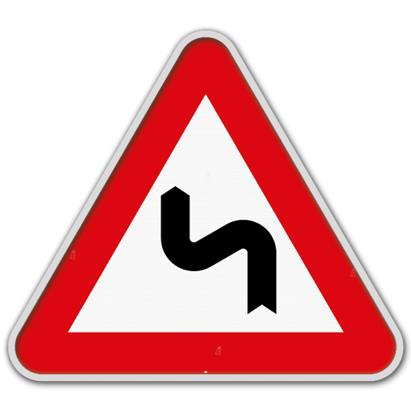 Un panneau routier G2000 A1c Double virage dangereux à droite